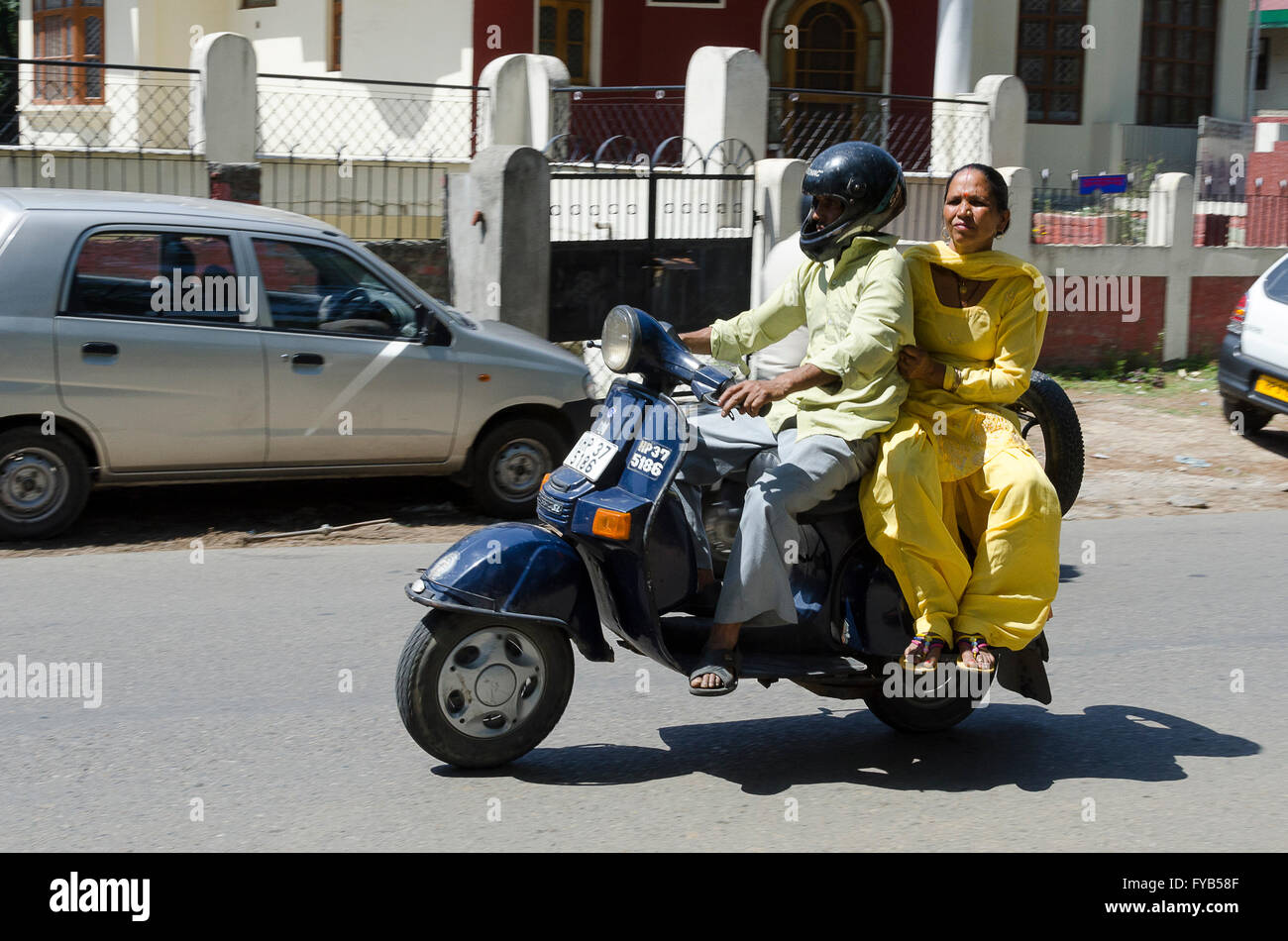 Frau auf motorroller -Fotos und -Bildmaterial in hoher Auflösung – Alamy