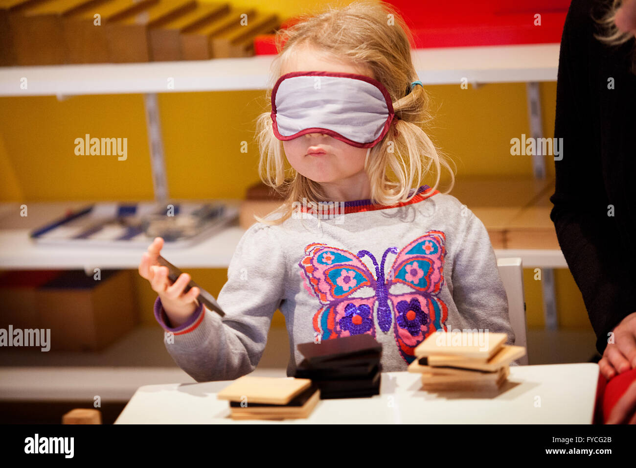 Kind mit verbundenen augen -Fotos und -Bildmaterial in hoher Auflösung ...