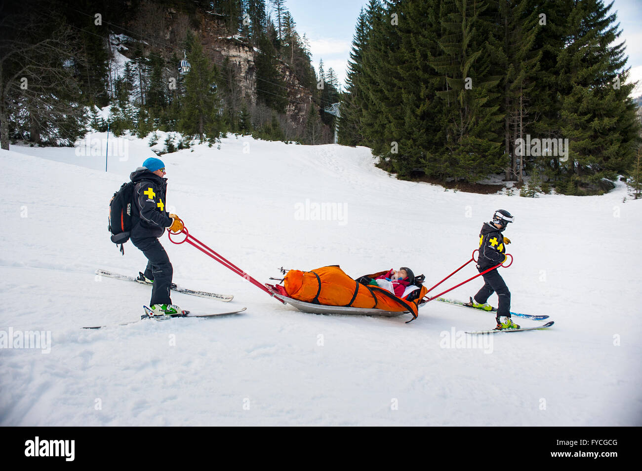 Bergwacht skiunfall -Fotos und -Bildmaterial in hoher Auflösung – Alamy