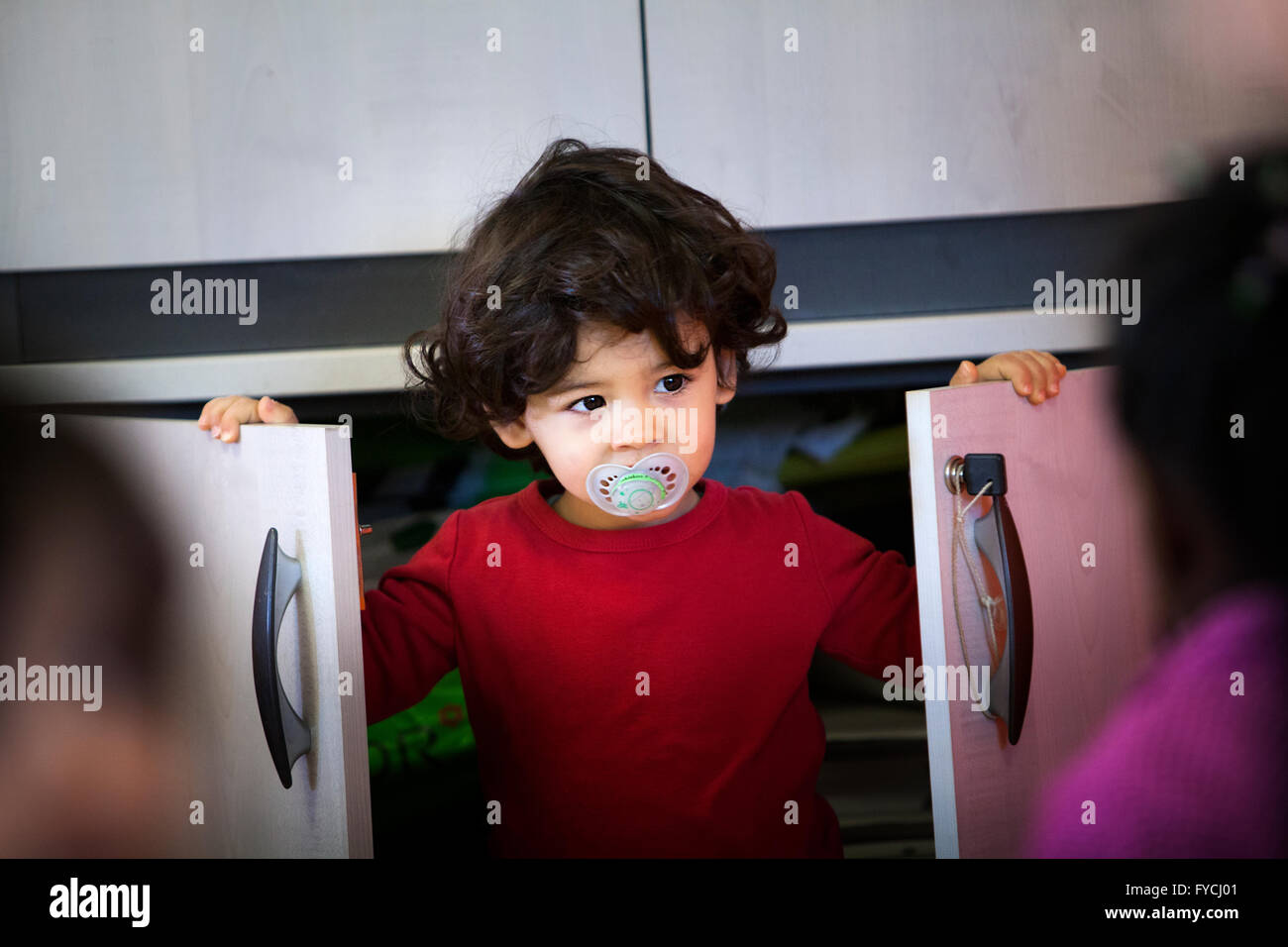 Alte kinder mit schnuller -Fotos und -Bildmaterial in hoher Auflösung – Alamy