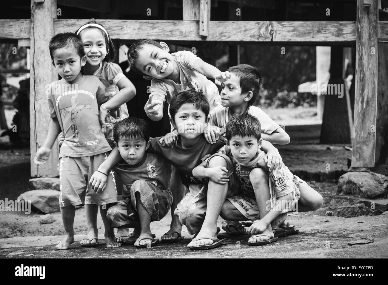 Gruppe von fröhlichen Kinder zum Lachen und Lächeln für ein ehrliche ... Gruppe von fröhlichen Kinder zum Lachen und Lächeln für ein ehrliche ...