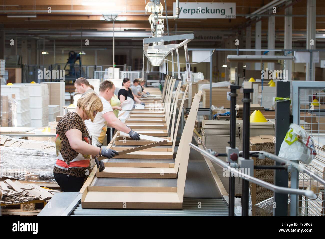 Produktionsarbeiter packen Holzteile Maja Moebelwerk in Wittichenau ...