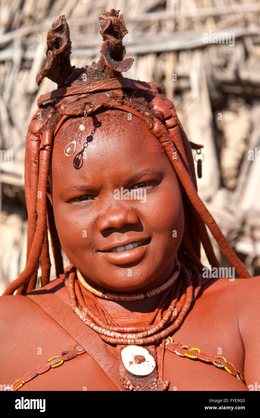 DIE HIMBA sind ein nomadisches Volk Namibias. Sie schmücken sich mit ...