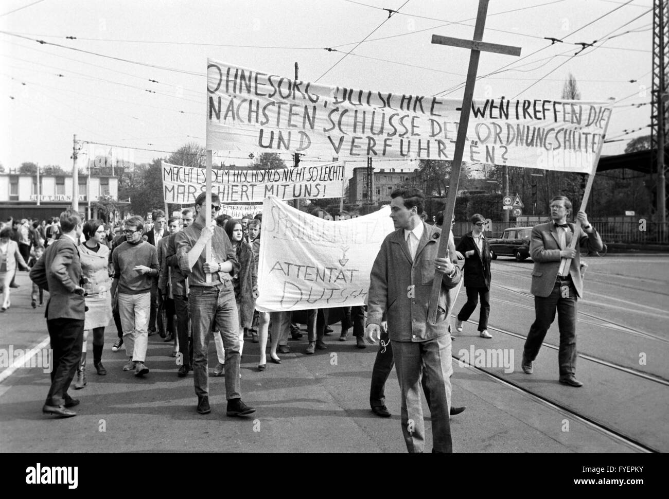 Studenten demonstrieren am 16. April 1968 in Bonn nach dem Attentat auf ...