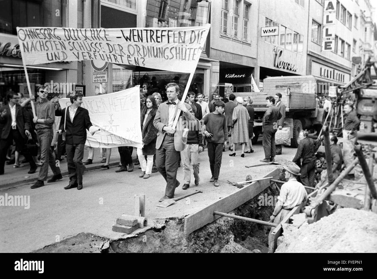 Studenten demonstrieren am 16. April 1968 in Bonn nach dem Attentat auf ...