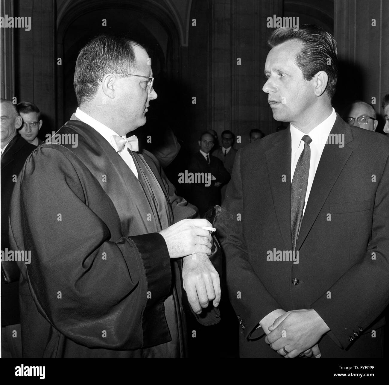 Beklagten Polizei-Inspektor Karl-Heinz Kurras (r) und seinem ...