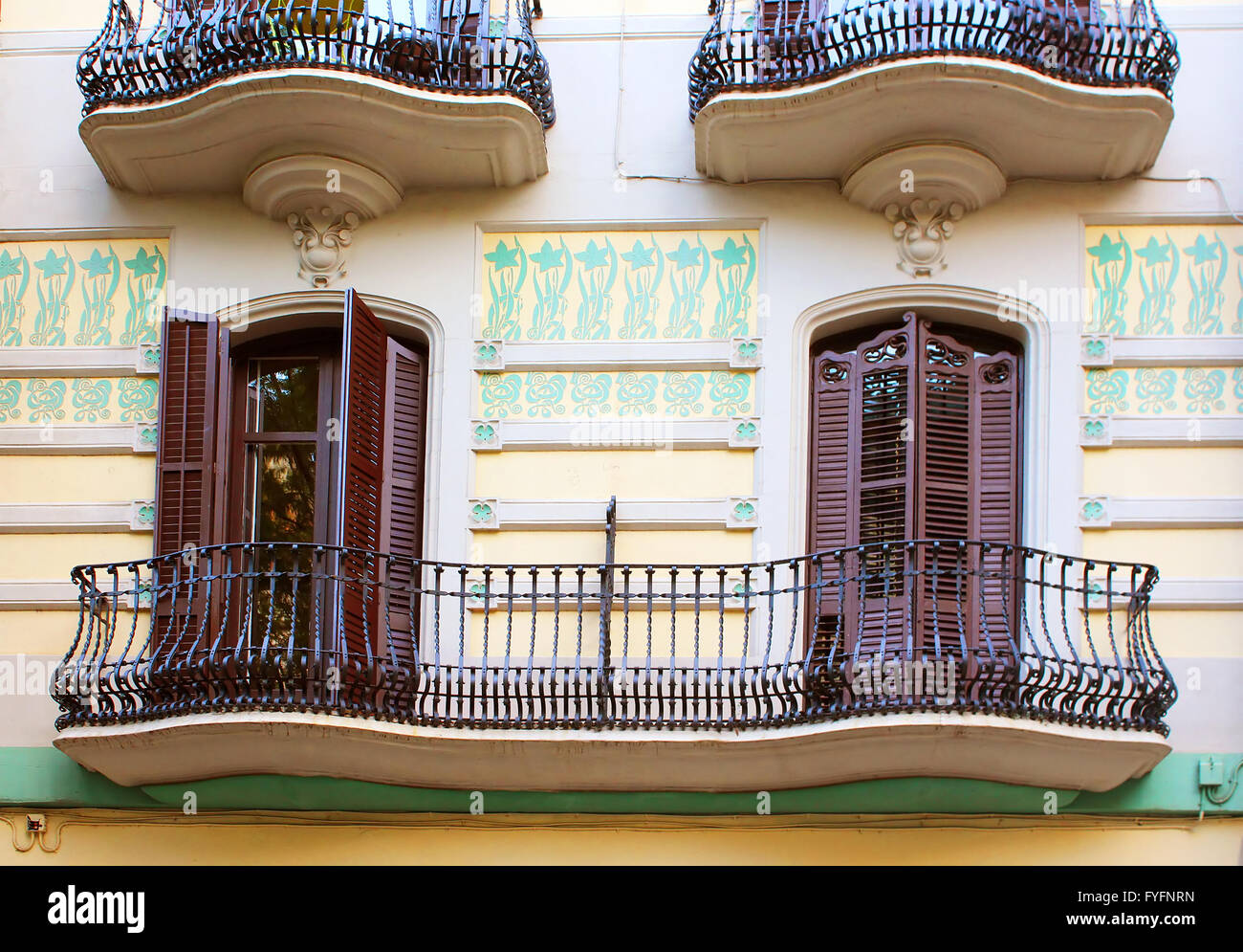 Balkone in alten Haus in Barcelona, Spanien Stockfotografie - Alamy