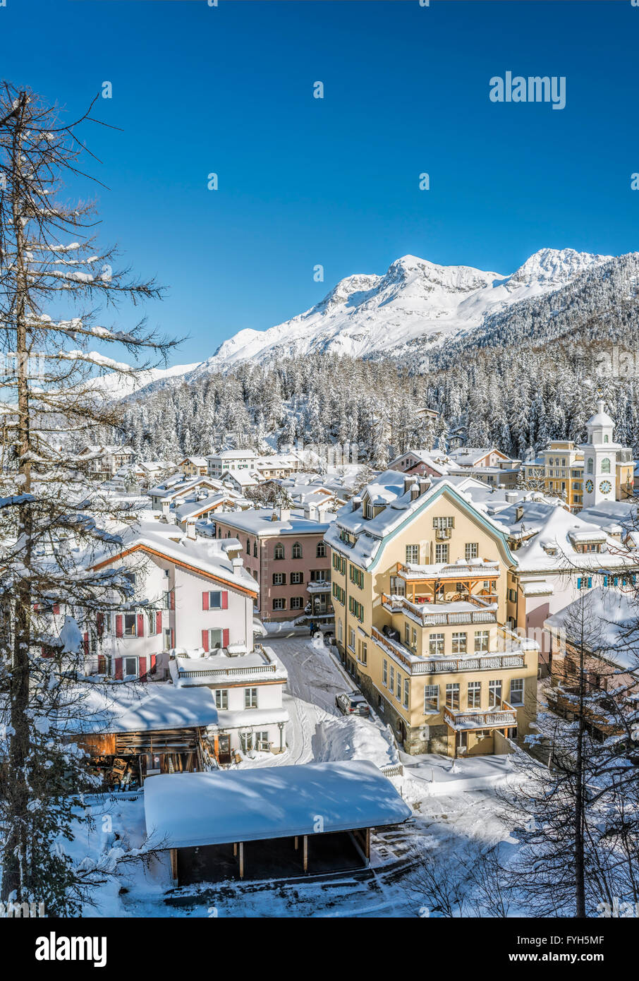 Village sils maria lake sils -Fotos und -Bildmaterial in hoher ...