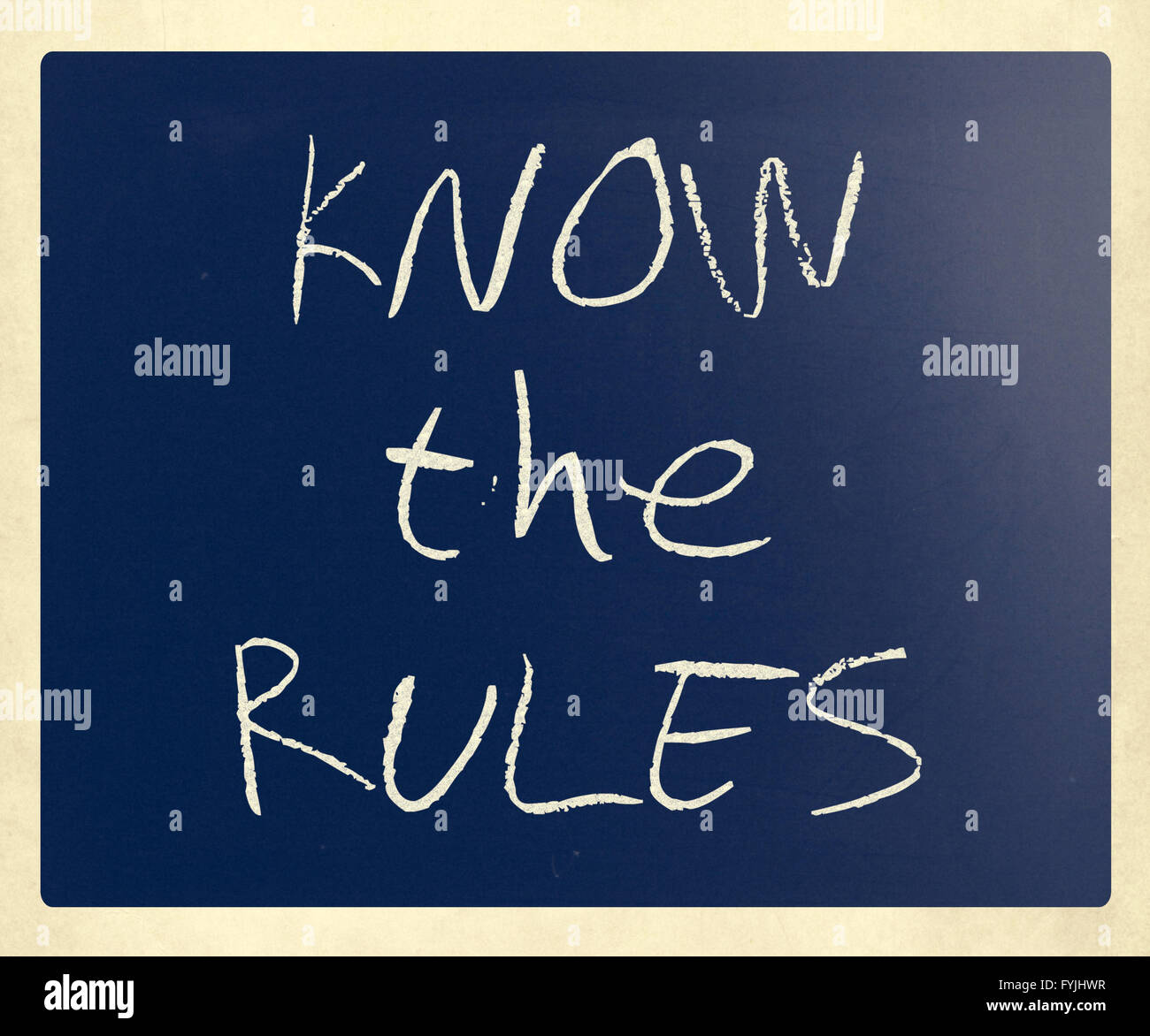 Kennen Sie die Regeln handschriftlich mit weißer Kreide auf einer Tafel ...