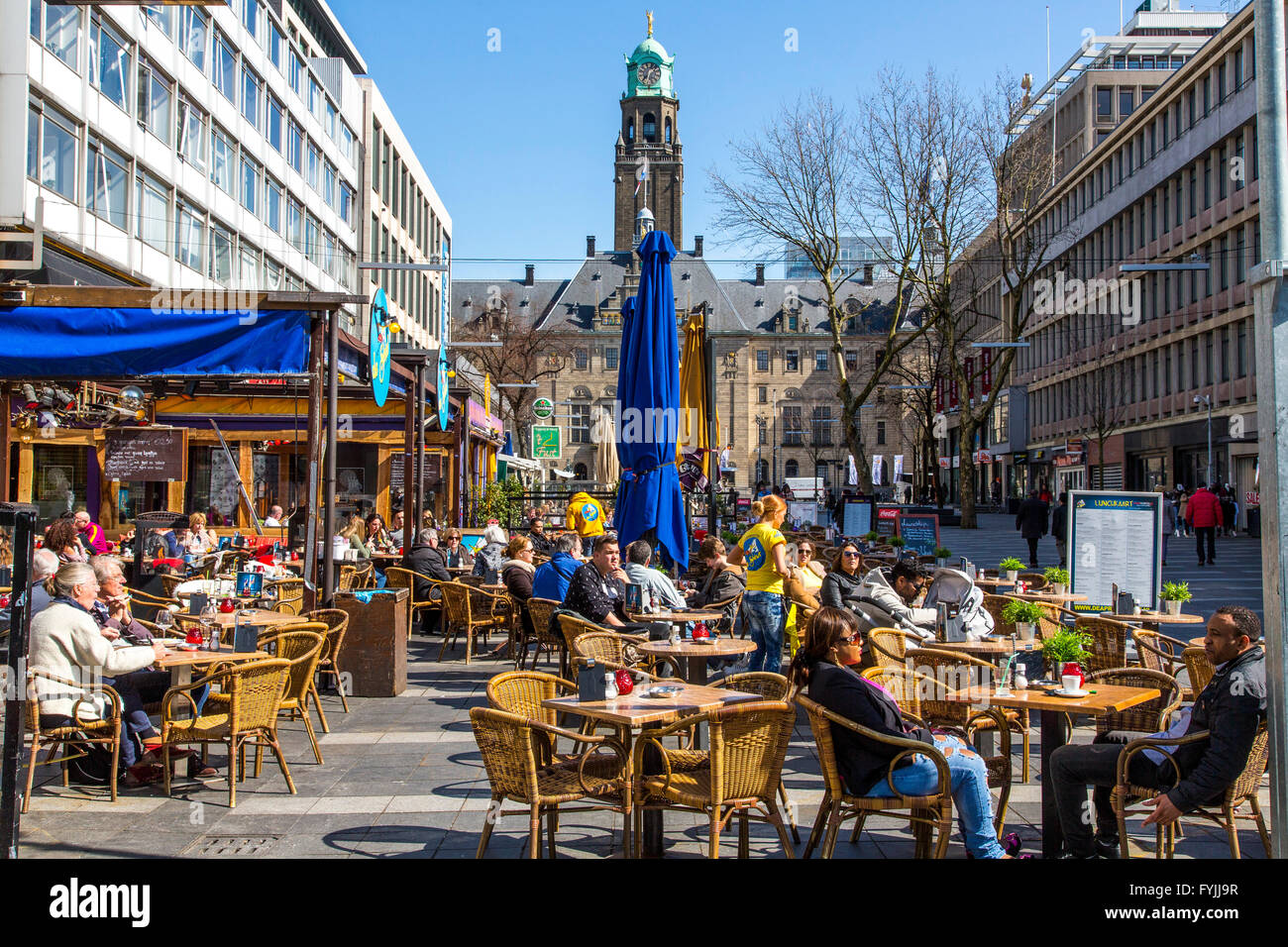 Straße Cafe in der Innenstadt von Rotterdam, Stadhuisplein, Niederlande ...