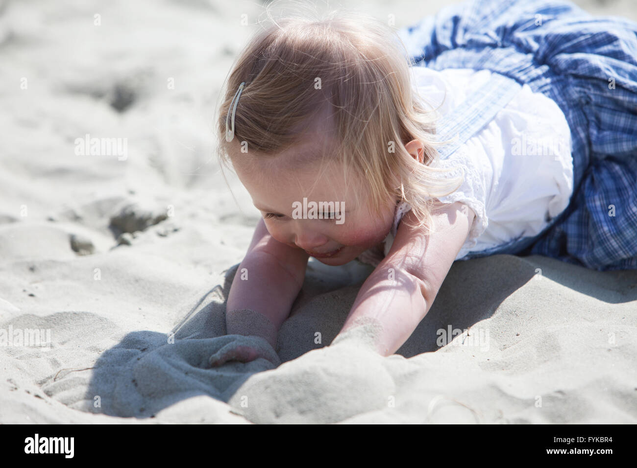 Mädchen spielen im sand -Fotos und -Bildmaterial in hoher Auflösung – Alamy