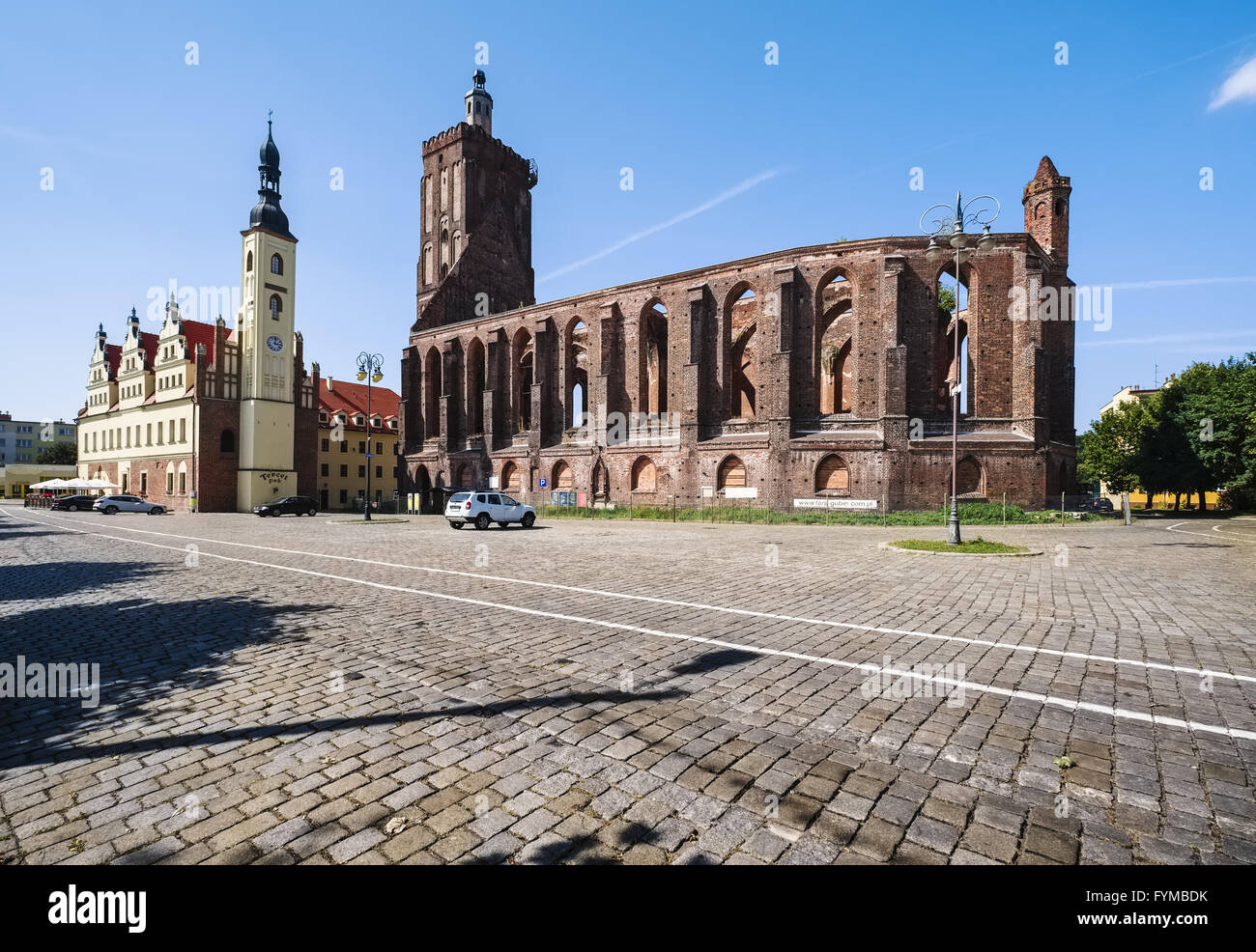 Rathaus und die Stadtkirche in Gubin ruin Stockfotografie - Alamy