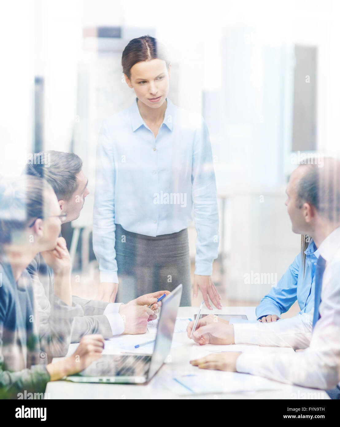 strenge Chefin im Gespräch mit Business-team Stockfotografie - Alamy