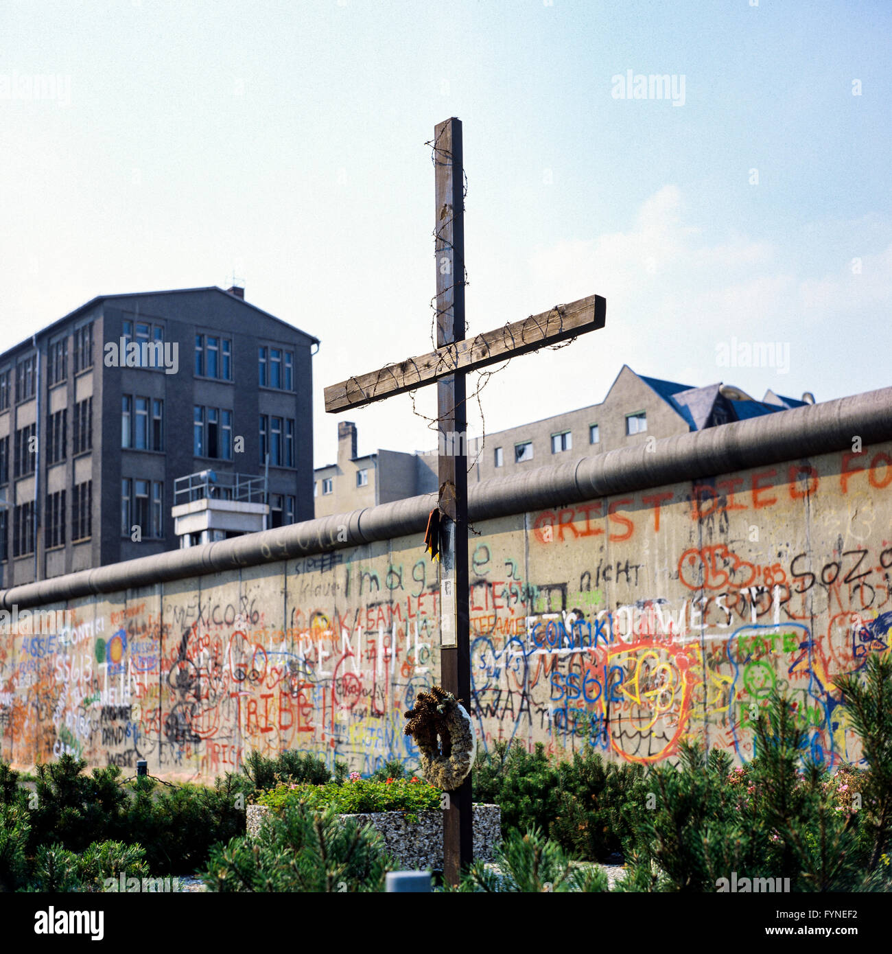 August 1986, Peter Fechter, Memorial mit Kreuz, graffitis an der ...