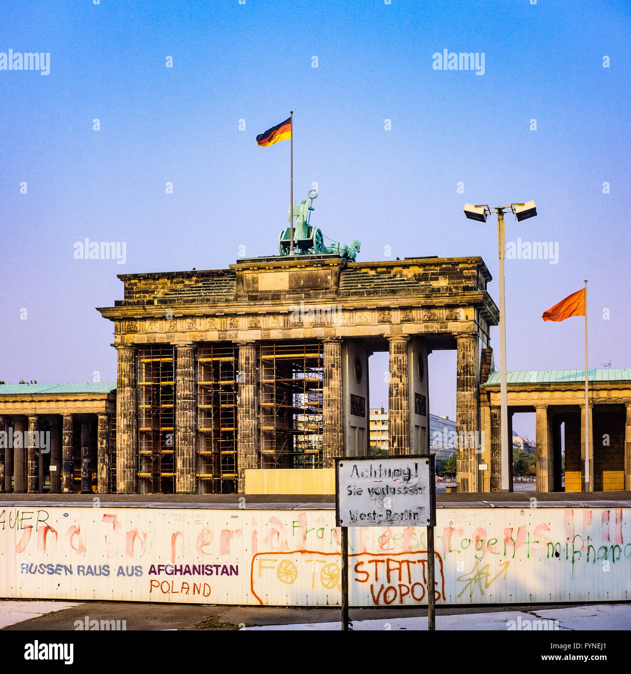 August 1986, Berliner Mauer, Brandenburger Tor in Berlin Ost, West ...