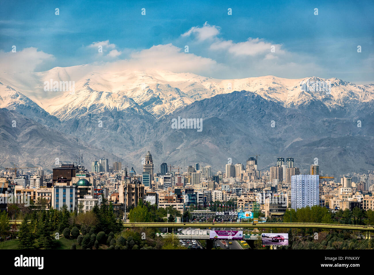 Skyline-Blick von Teheran, Iran, und die Alborz Berge aus der Tabiat ...