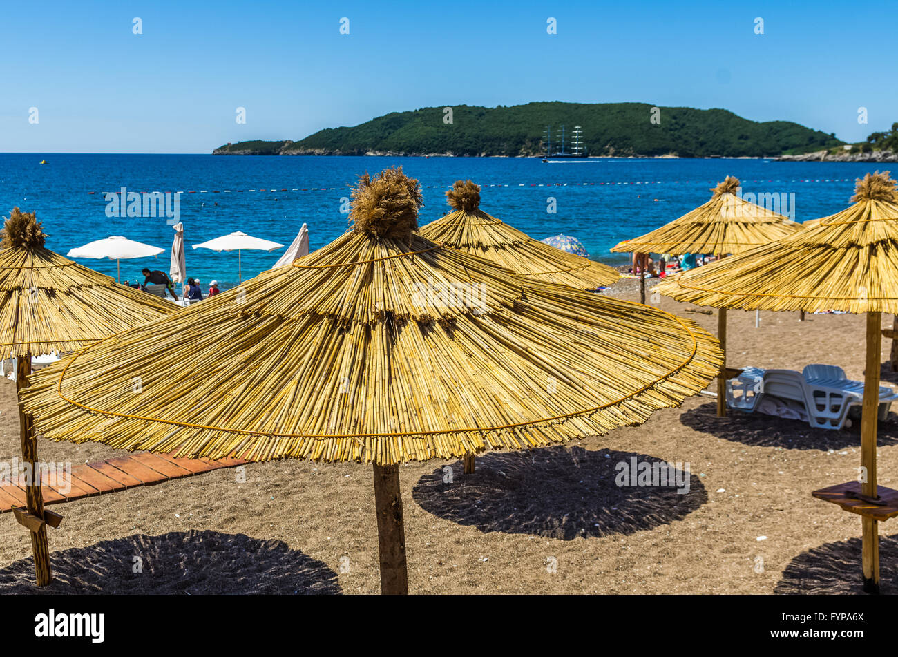 Sonnenschirme und liegen am Strand Stockfotografie - Alamy