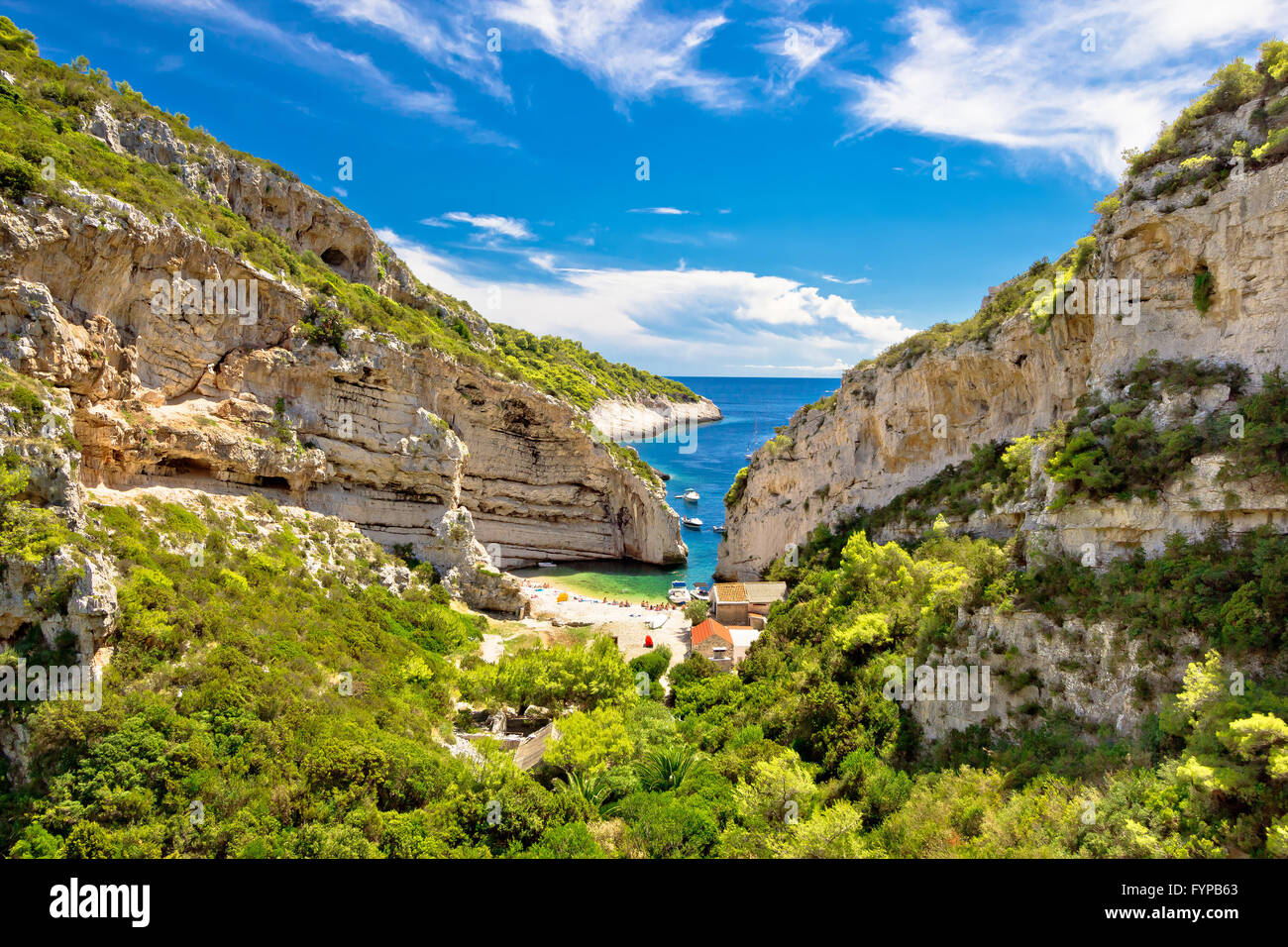 Yacht am strand -Fotos und -Bildmaterial in hoher Auflösung – Alamy