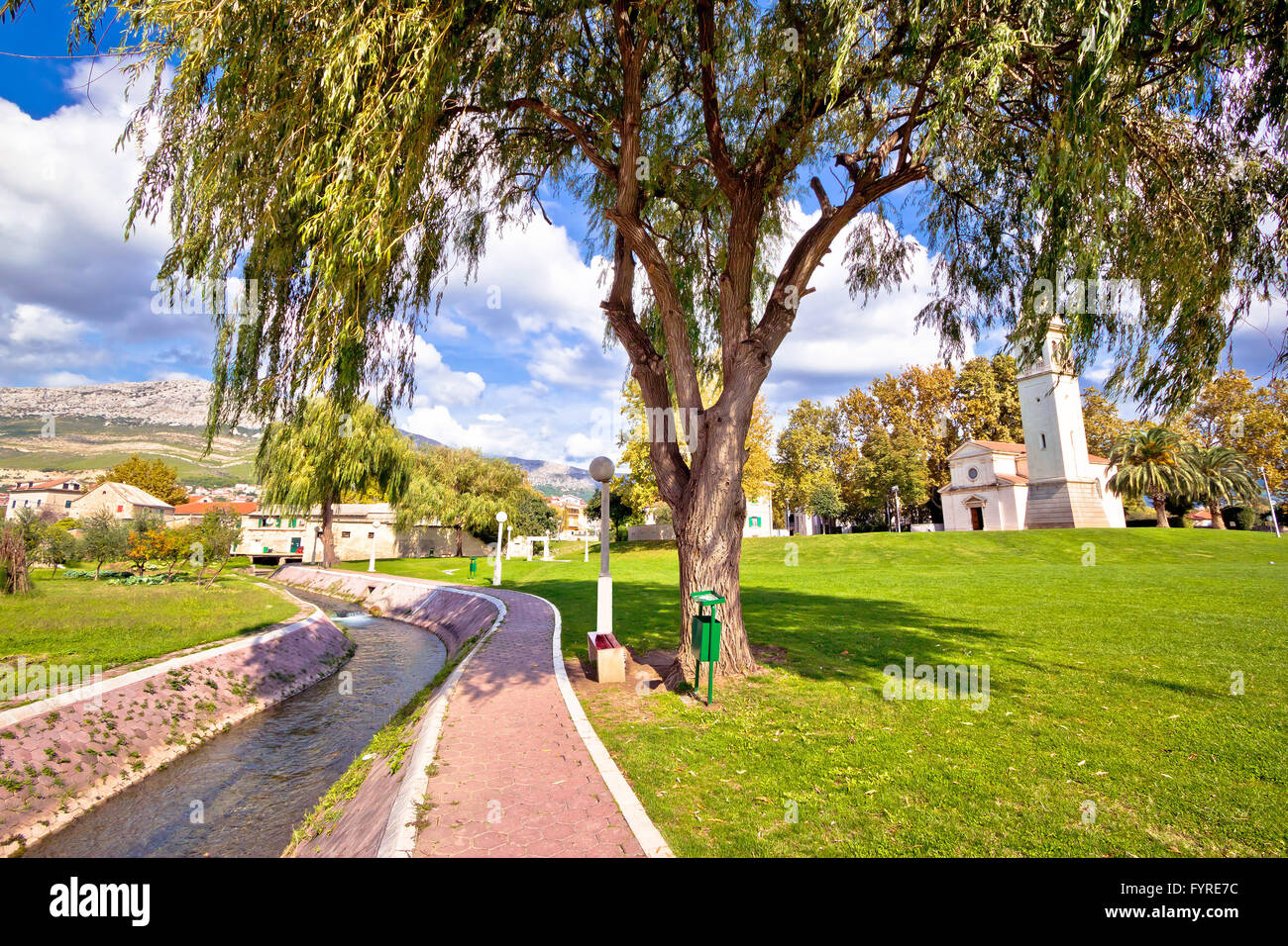 Kirche mit park -Fotos und -Bildmaterial in hoher Auflösung – Alamy