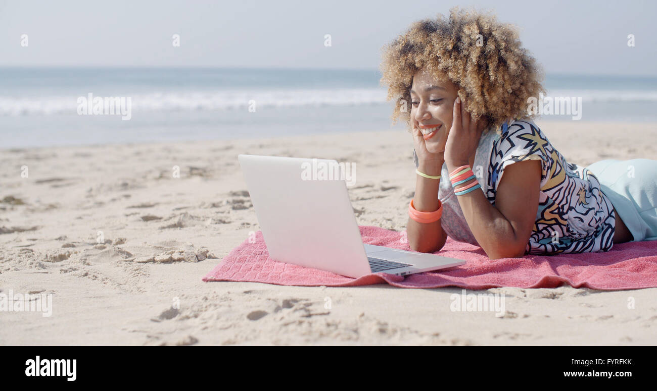 Mit einem laptop am strand -Fotos und -Bildmaterial in hoher Auflösung ...