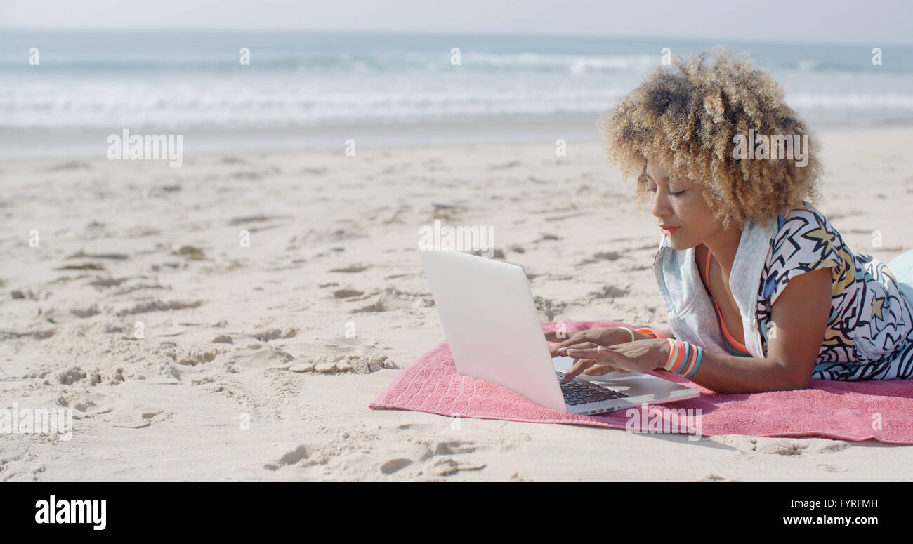 Mit einem laptop am strand -Fotos und -Bildmaterial in hoher Auflösung ...