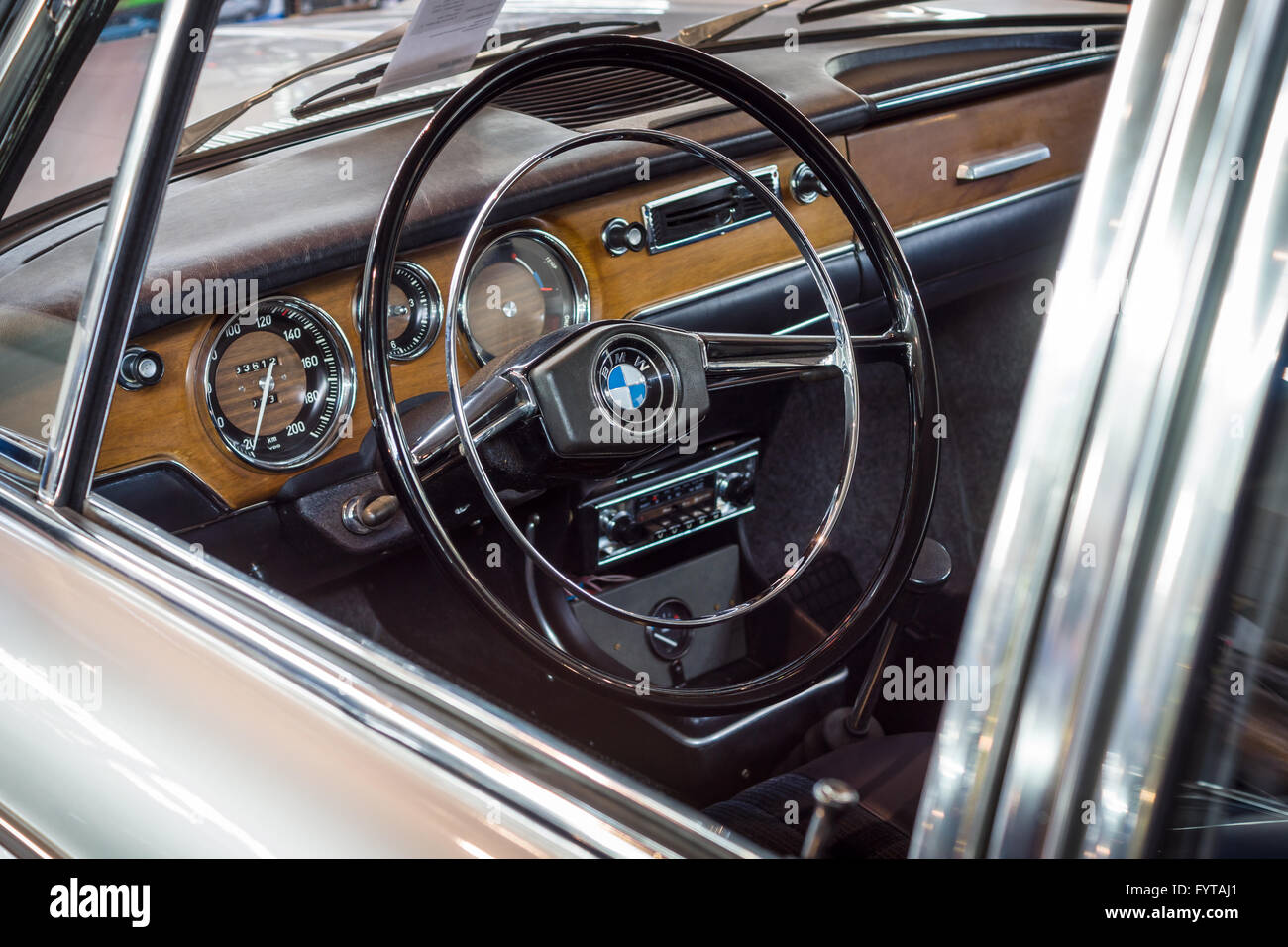 Kabine der Oldtimer BMW 2000 neue Klasse, 1967 Stockfotografie - Alamy