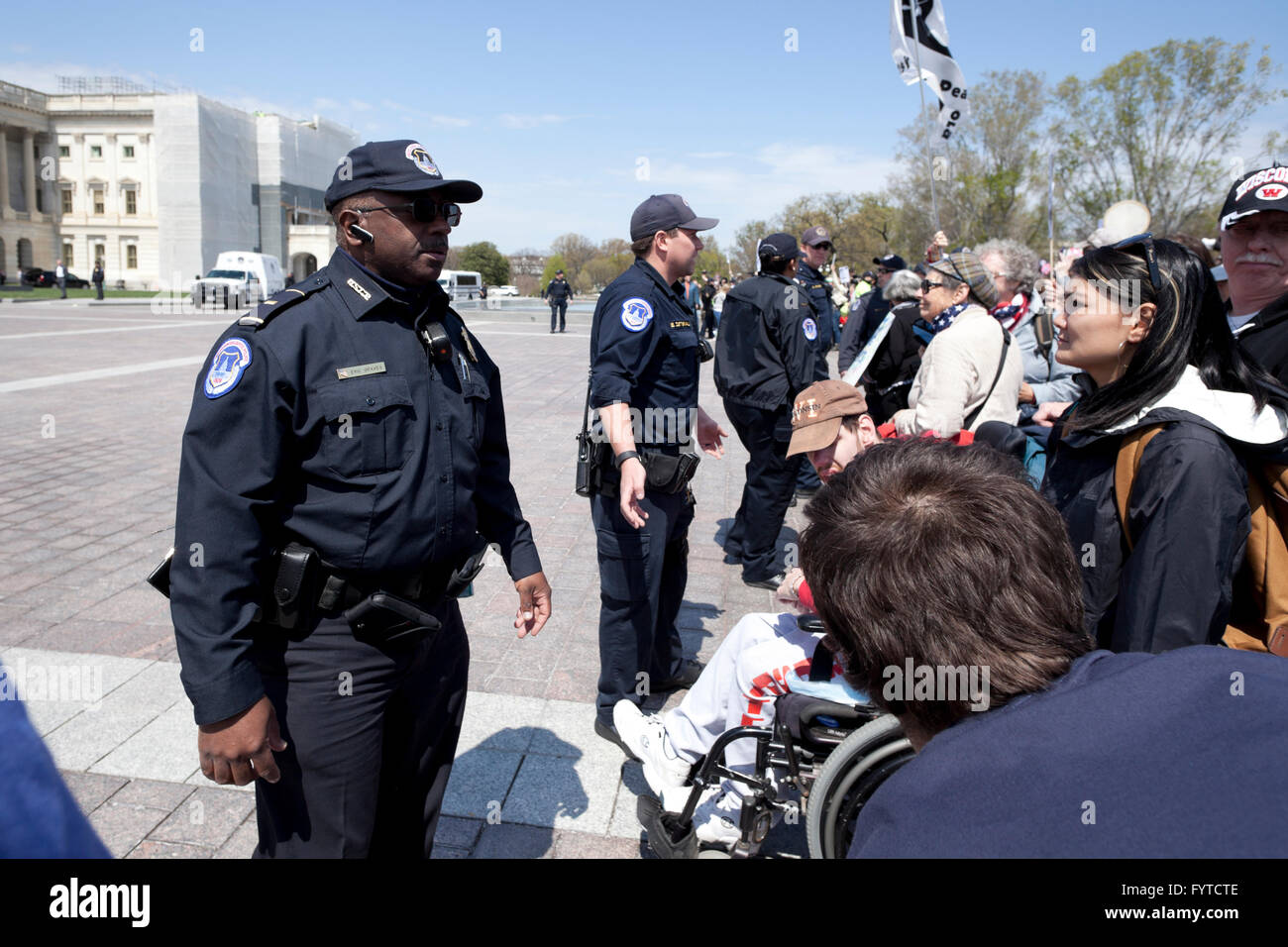 Linie der polizei und demonstranten -Fotos und -Bildmaterial in hoher ...