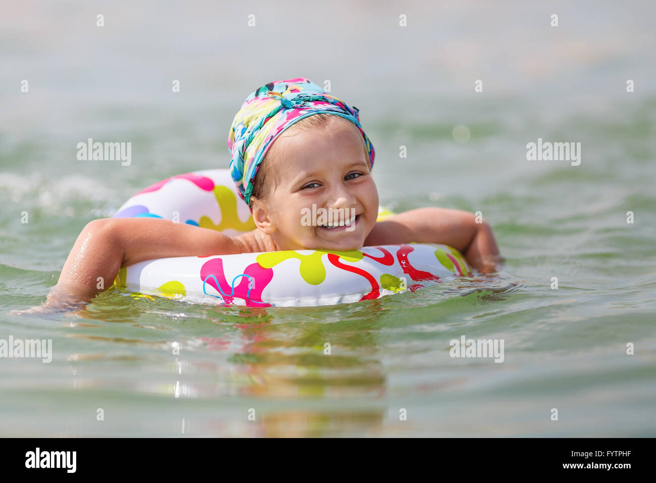 Baby bathing -Fotos und -Bildmaterial in hoher Auflösung – Alamy