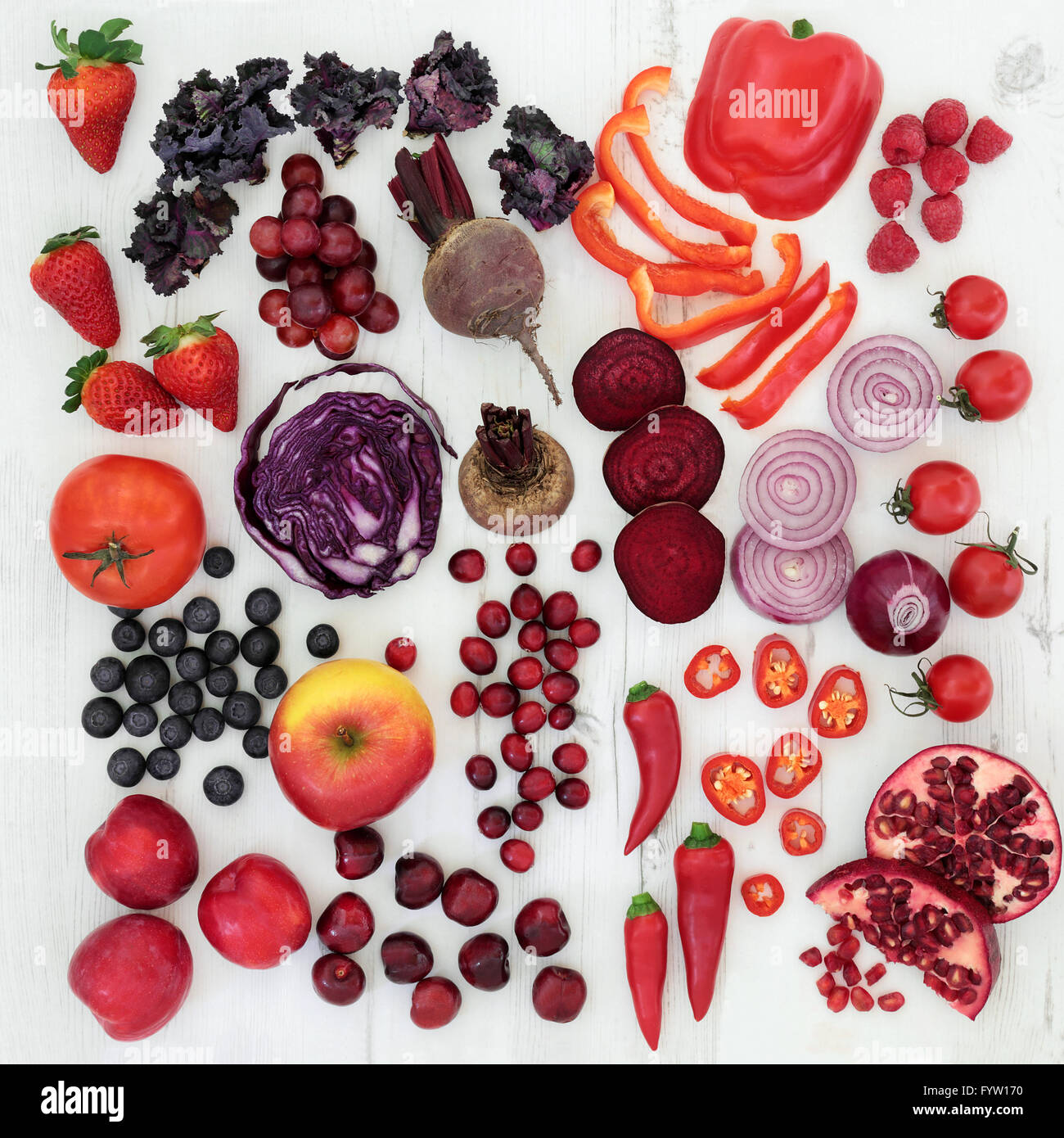 Gesunde rote und violette super Essen von frischem Obst und Gemüse über ...