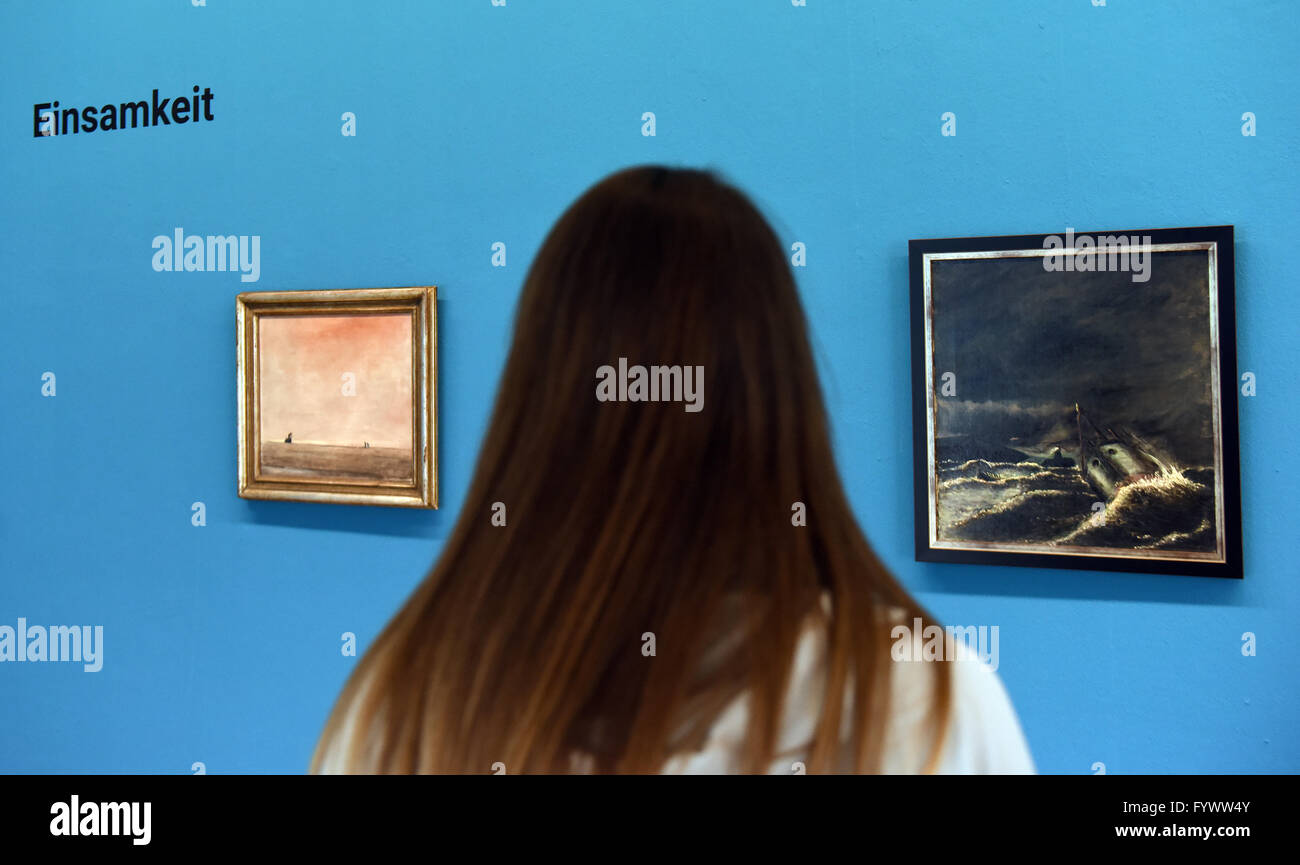 Solingen, Deutschland. 27. April 2016. Eine Frau steht vor den Bildern ...