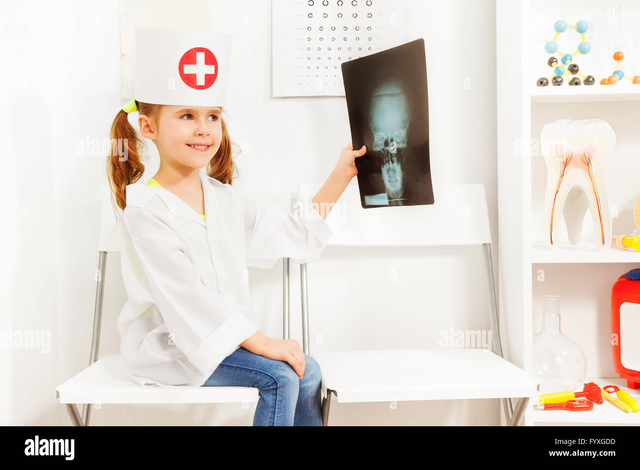 Als Arzt mit Schädel Röntgen uniformierten Mädchen Stockfotografie - Alamy