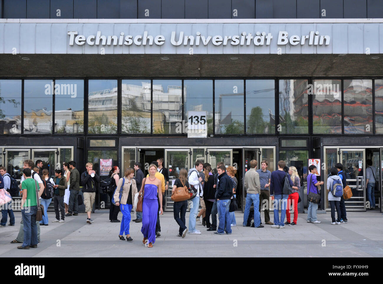 Studenten, Hauptgebäude, an der technischen Universität Berlin, Straße ...