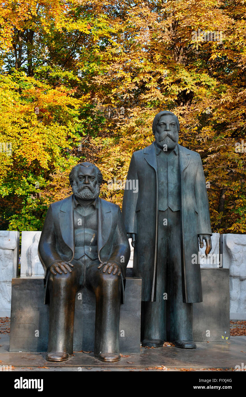 Statuen von karl marx und friedrich engels -Fotos und -Bildmaterial in ...