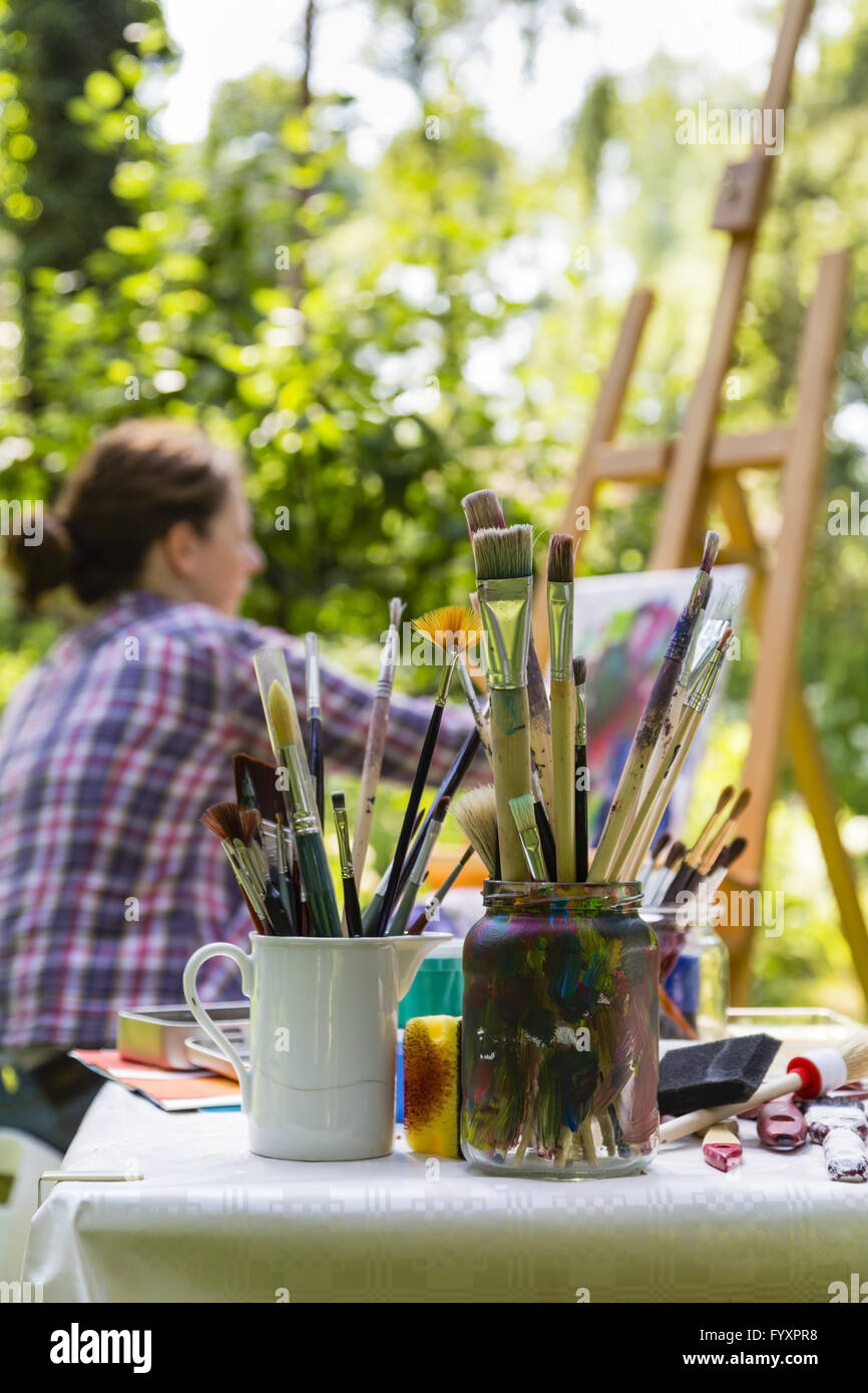 Malen mit pinsel -Fotos und -Bildmaterial in hoher Auflösung – Alamy