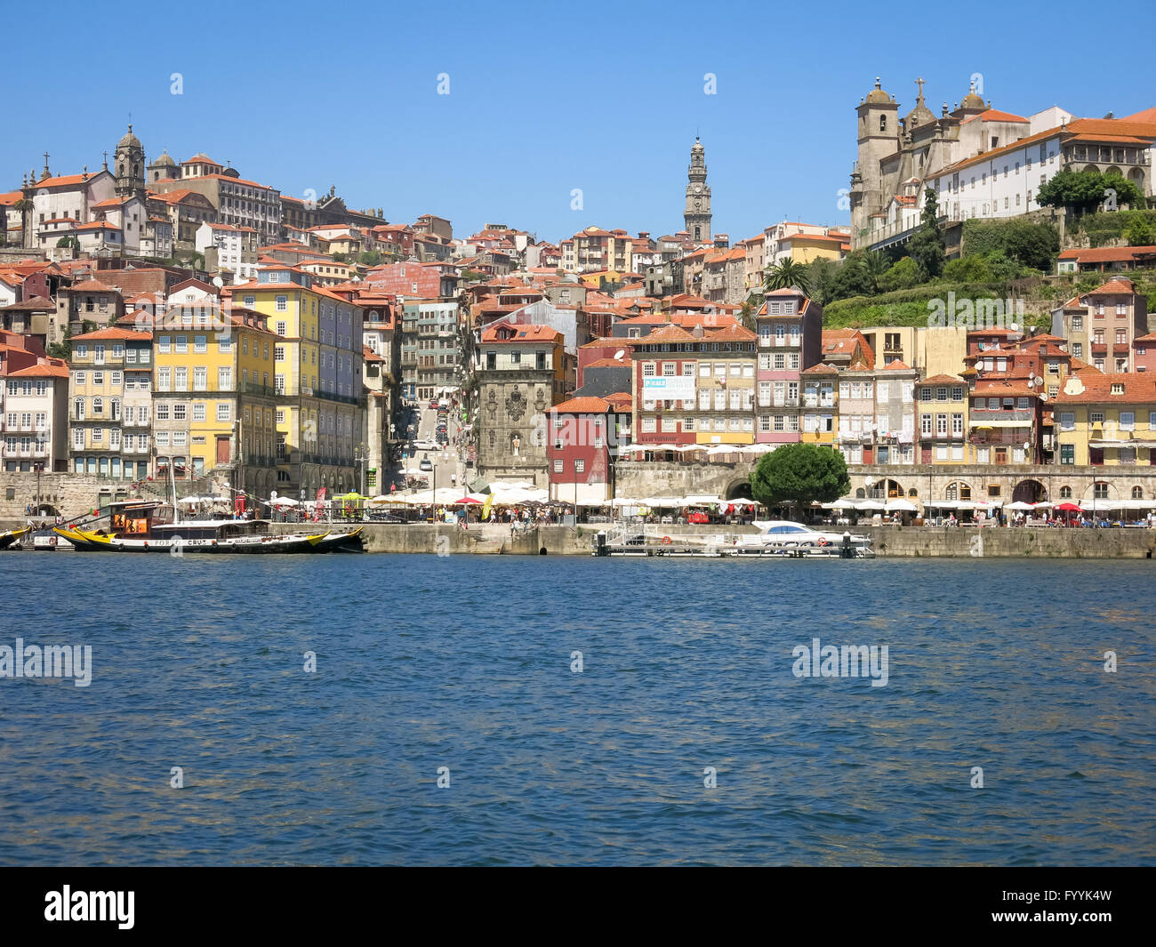 Historischer Stadtteil Ribeira und Waterfront promenade entlang Fluss ...