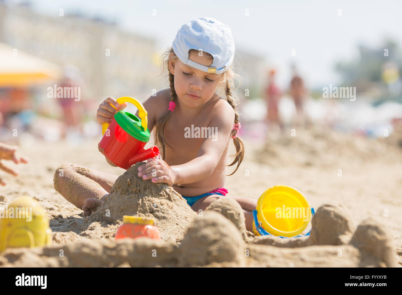 Mädchen spielen im sand -Fotos und -Bildmaterial in hoher Auflösung – Alamy