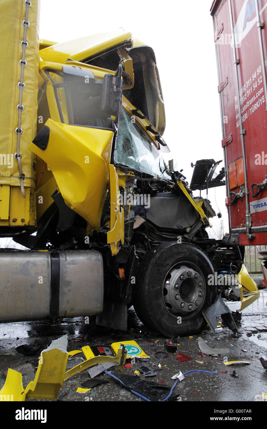 Lkw pkw auffahrunfall -Fotos und -Bildmaterial in hoher Auflösung – Alamy