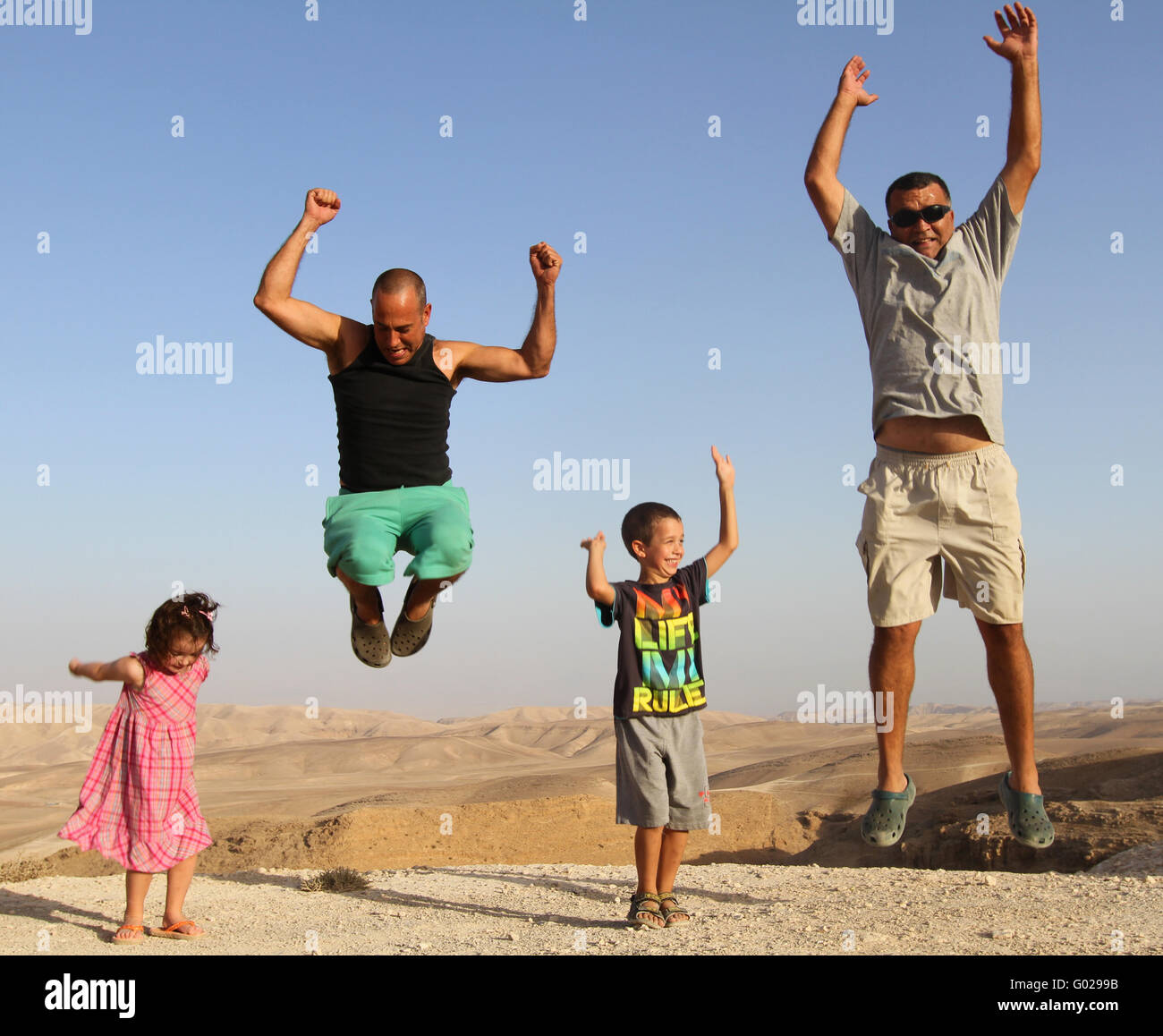 Kinder laufen und springen -Fotos und -Bildmaterial in hoher Auflösung ...