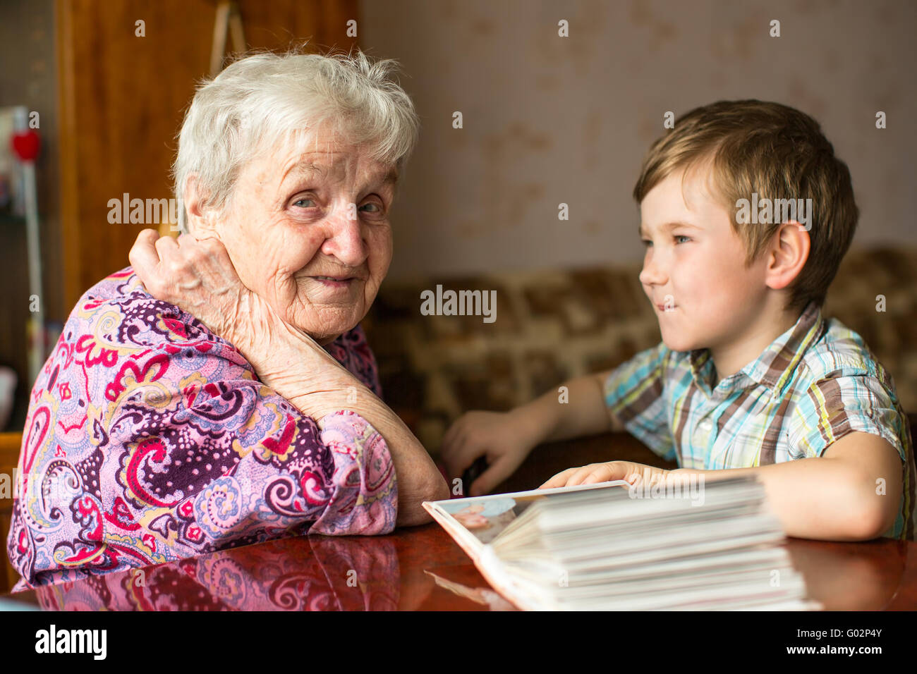 Junge oma -Fotos und -Bildmaterial in hoher Auflösung – Alamy