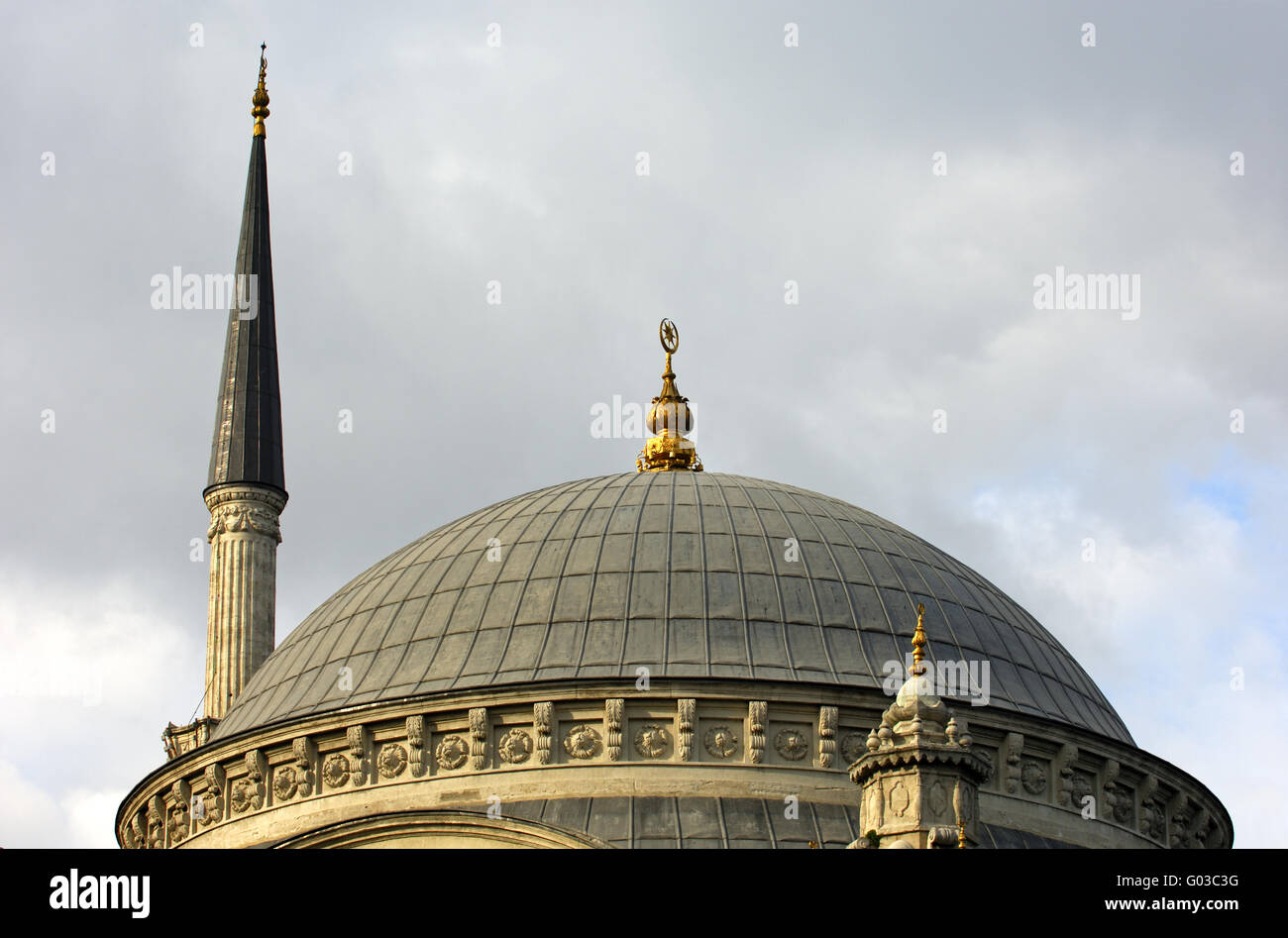 Kuppel und Minarett, Dolmabahce Moschee, Istanbul, Türkei ...