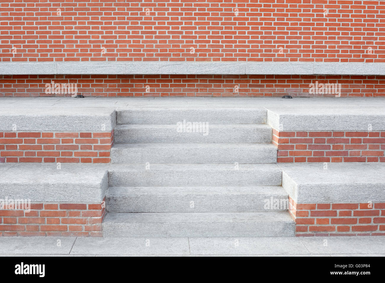 Rote Ziegel Wand mit Steintreppe und Schritten, niemand Stockfotografie ...