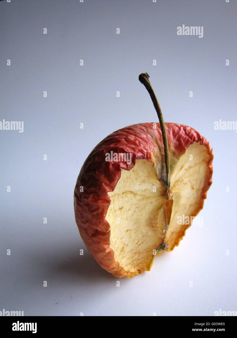 Apfel halbiert -Fotos und -Bildmaterial in hoher Auflösung – Alamy