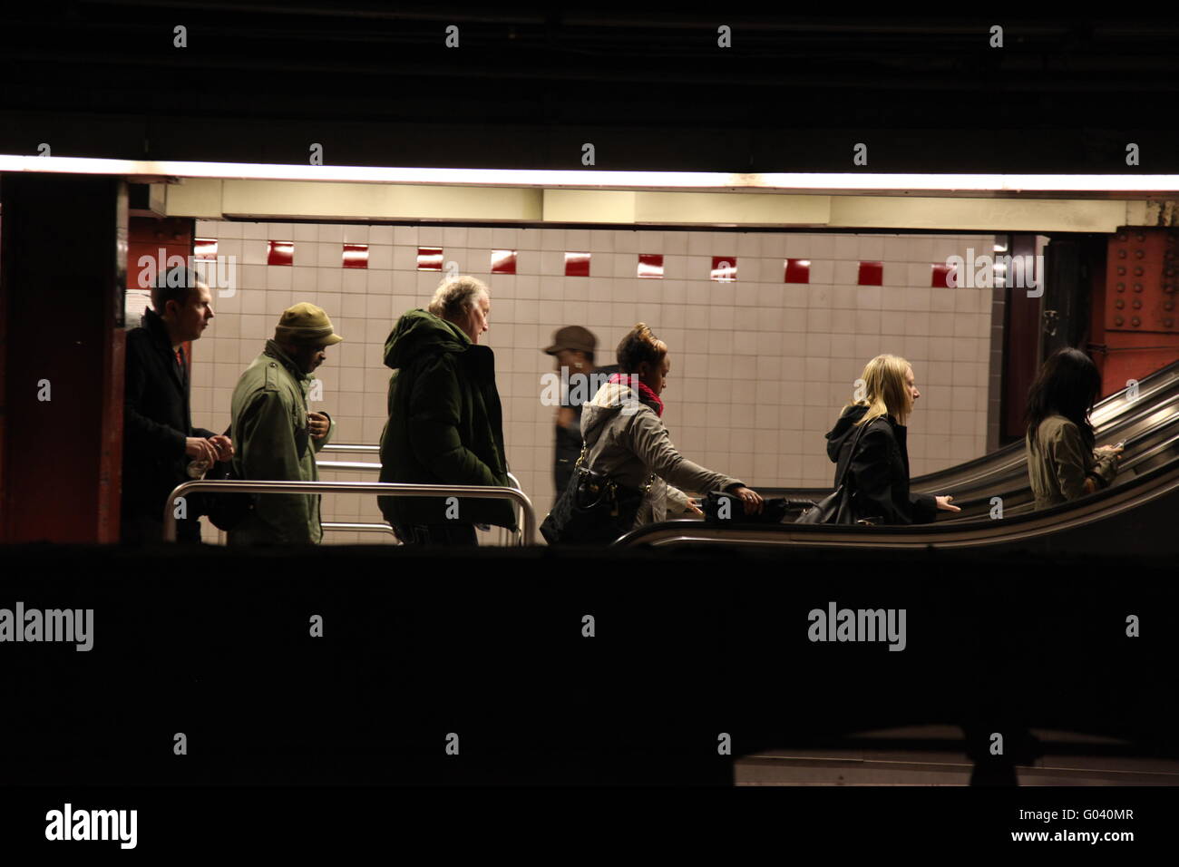 Menschen in der u bahn -Fotos und -Bildmaterial in hoher Auflösung – Alamy