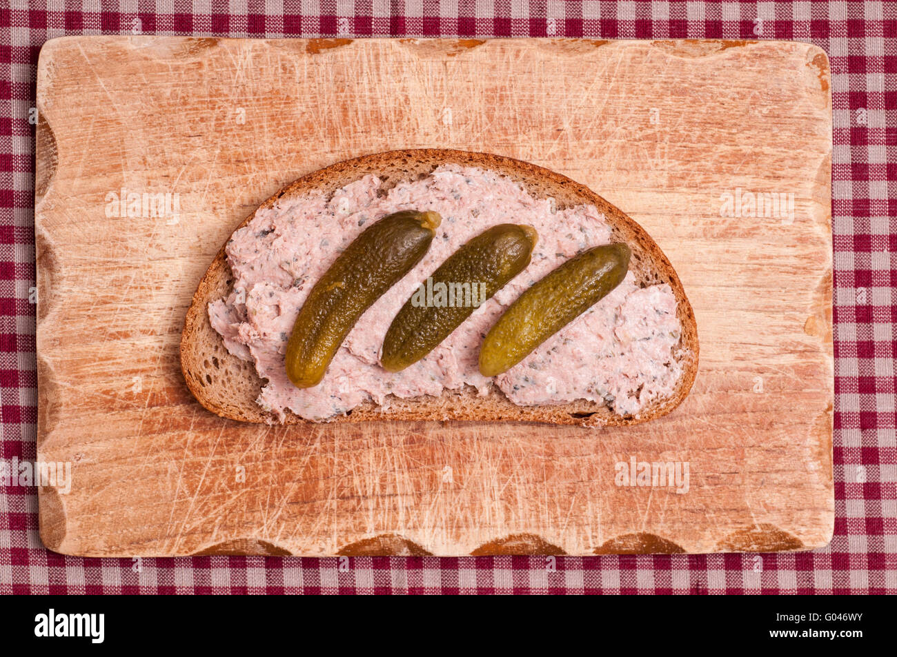 Liverwurst pickled cucumber -Fotos und -Bildmaterial in hoher Auflösung ...