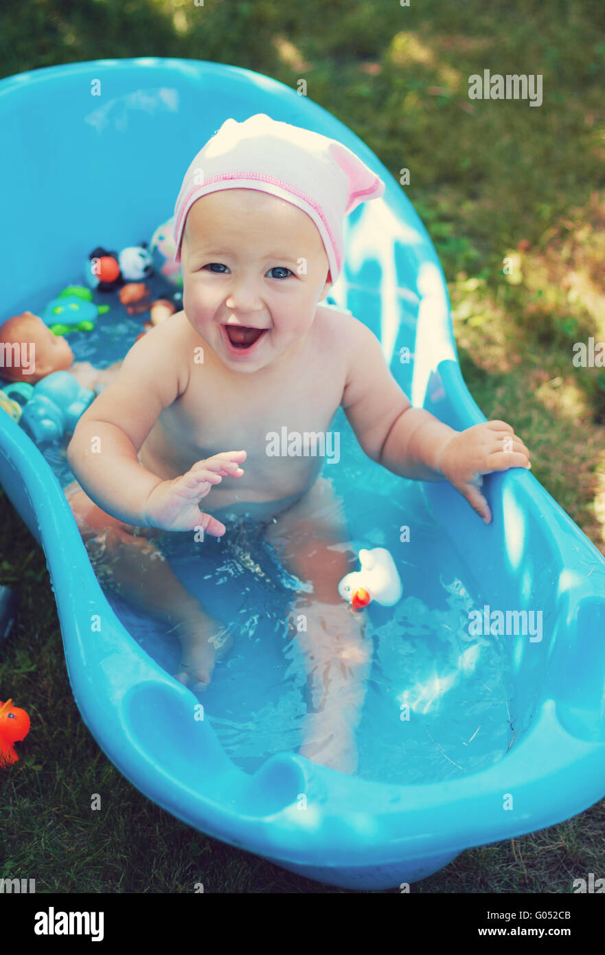 Kind in wanne Stockfotos und -bilder Kaufen - Alamy