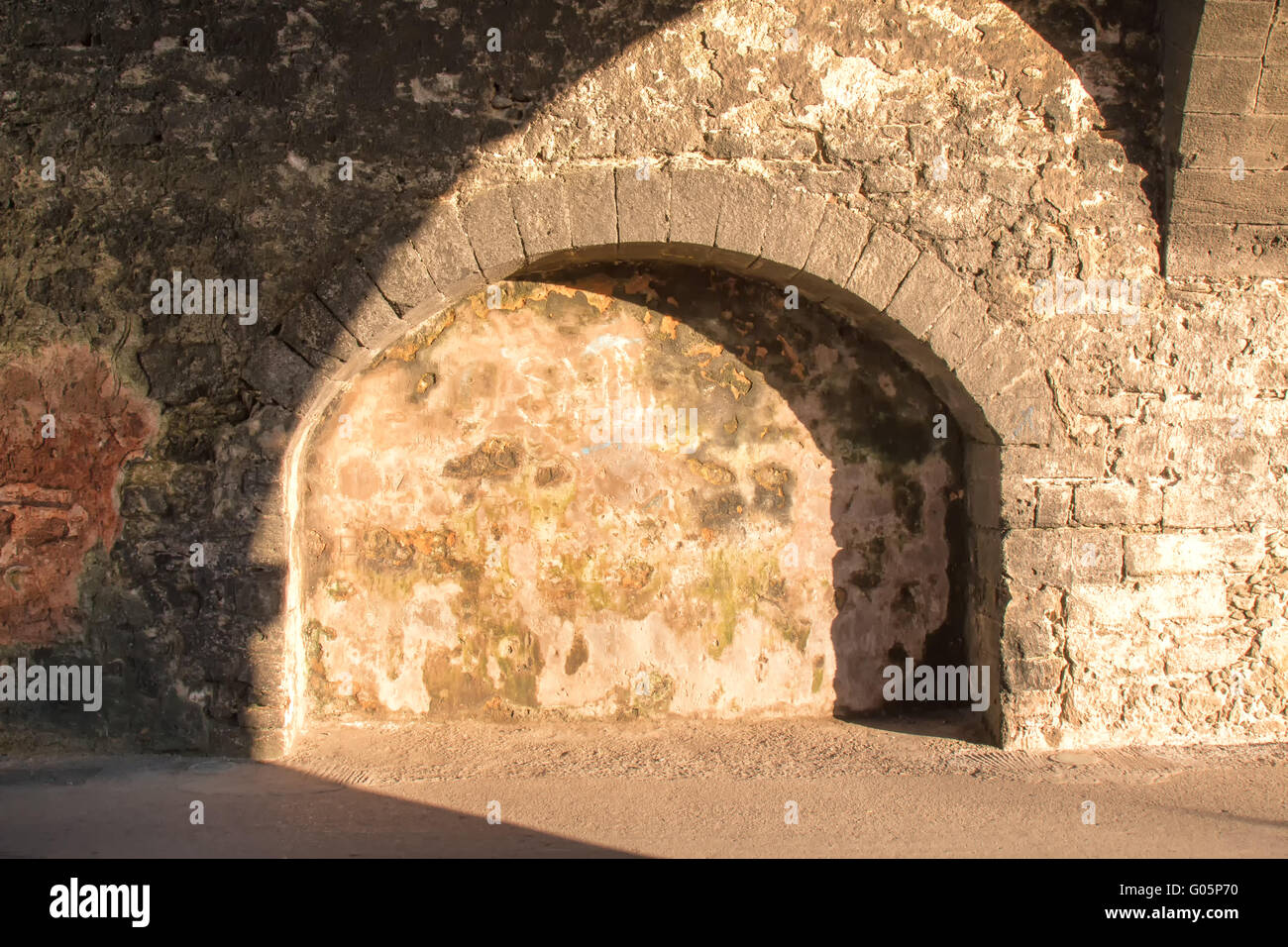 Rundbogen aus backstein -Fotos und -Bildmaterial in hoher Auflösung – Alamy