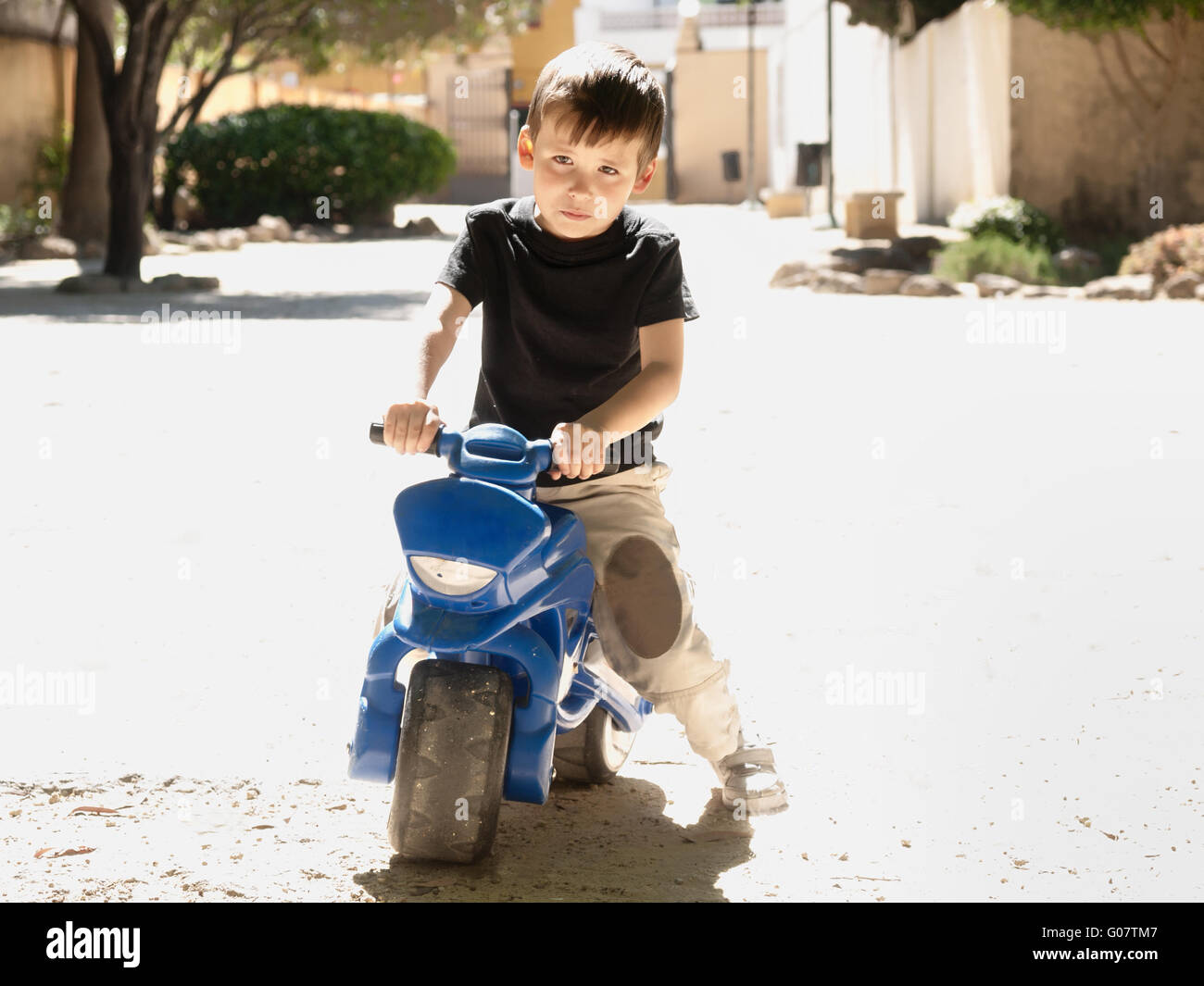 Junge auf dem motorrad -Fotos und -Bildmaterial in hoher Auflösung – Alamy