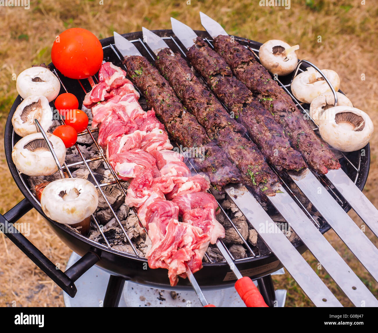 Kebab essen -Fotos und -Bildmaterial in hoher Auflösung – Alamy