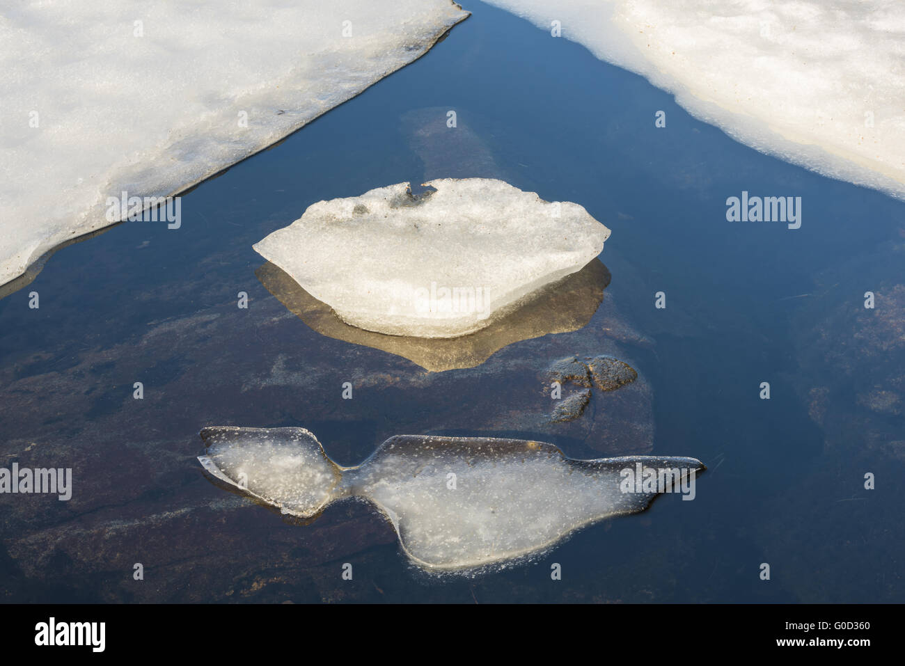 Eisschollen in einem Bergsee, Lofoten, Norwegen Stockfotografie - Alamy