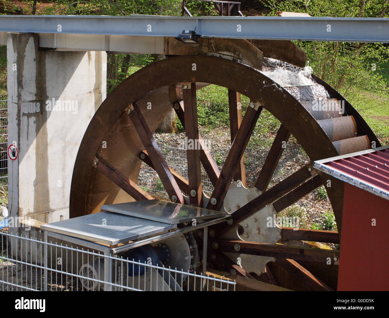Wasserrad zur Stromerzeugung Stockfotografie - Alamy